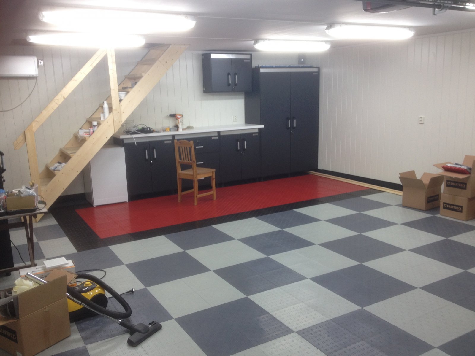 Plastfliser i garsje (kiwi tiles) - Garasje - Detailers Club Norway